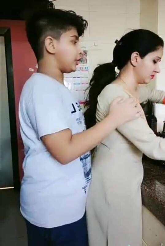 لما يلتصق الابن الكبير بأمه في المطبخ دون قصد حقيقي عرب نار